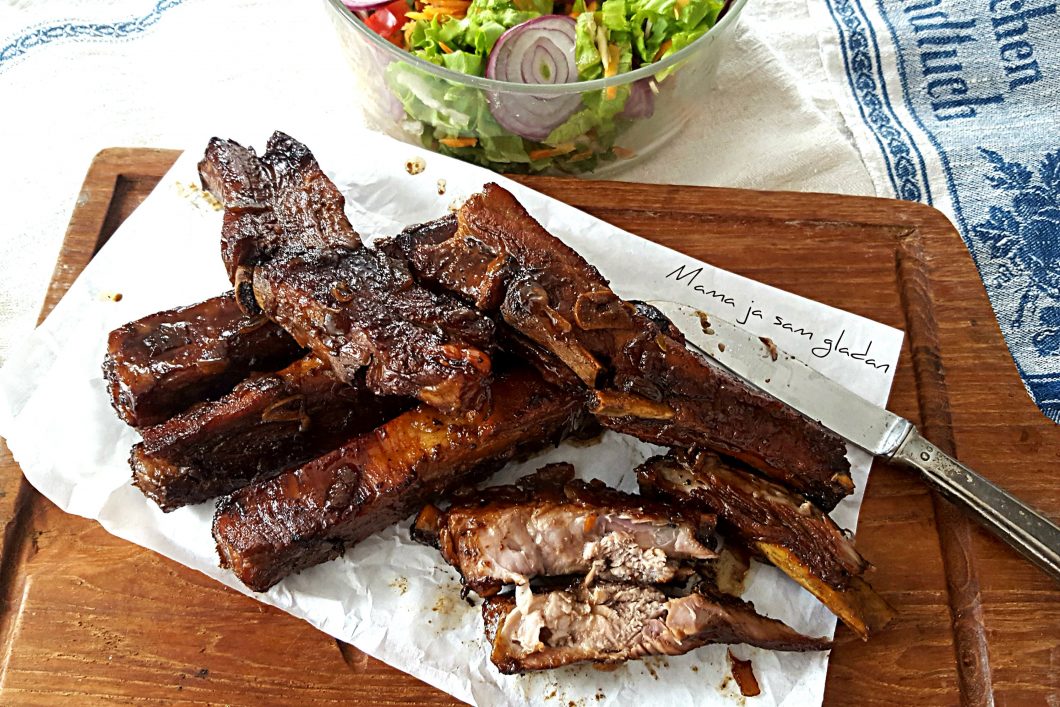 Ljepljiva svinjska rebarca | Mama, ja sam gladan